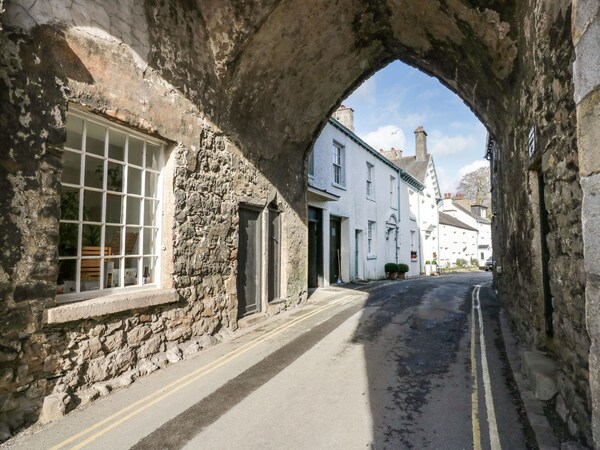 1 Tower House, Pet Friendly In Cartmel - Grange-over-Sands