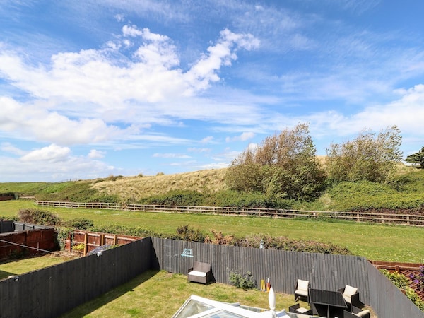 Beachside, Pet Friendly, With A Garden In Prestatyn - Rhyl