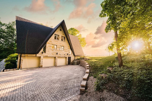 High Bluffs Lodge ~ Sunsets, Game Room, Much More - Leland, MI