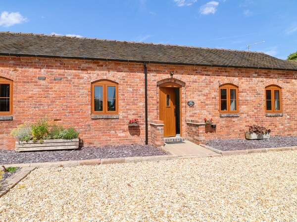 Pipistrelle, Family Friendly, With Hot Tub In Blythe Bridge - Staffordshire