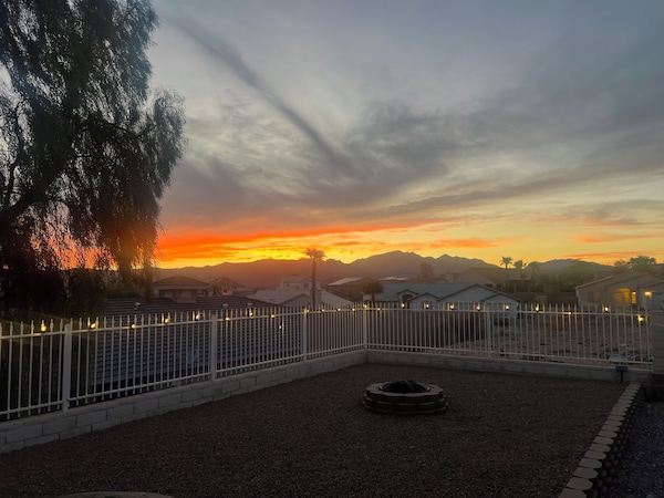 Cozy Farmhouse Style - Pet Friendly - Laughlin, NV