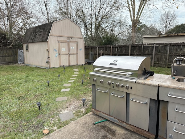 Sleeps 6 Nr Gpt / Biloxi Beaches Pet Friendly Fenced Back Yard Outdoor Kitchen - Gulfport, MS