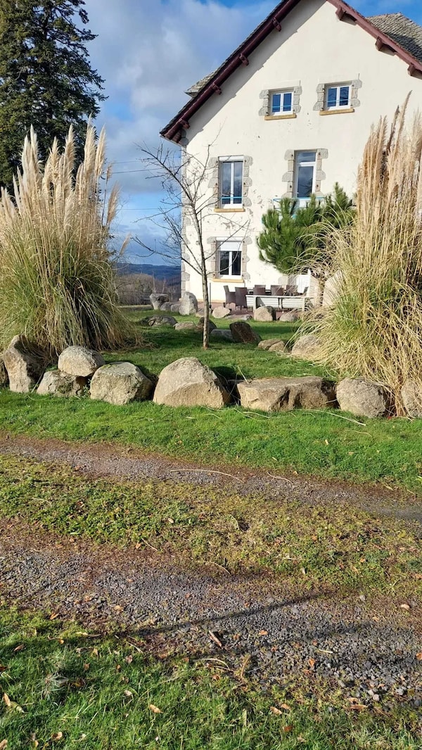 Homerez - Maison Spacieuse à Montsalvy Avec Grand Jardin Et Terrasse - Entraygues-sur-Truyère