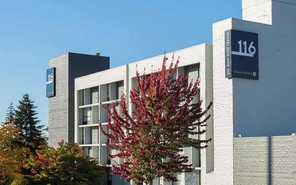 Best Place To Unwind! Spacious Living Area, Pool, Parking, Near Bellevue Square! - 커클랜드