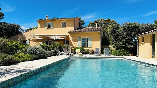 Pretty Vacation Home With Swimming Pool In Provence, Sleeps 8, Near Lourmarin - Lourmarin