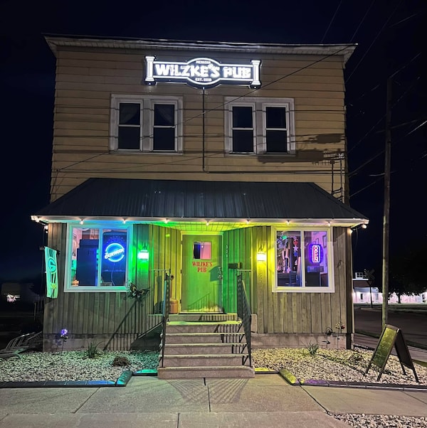 4 Bedroom Apartment Above Wilzke's Pub - Neighborhood Bar. - Appleton, WI