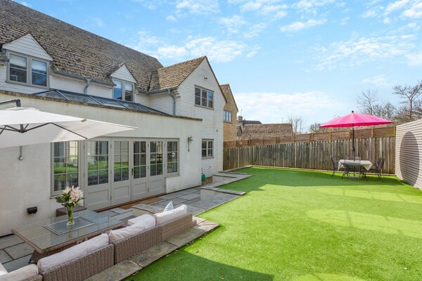 Luxury Detached Cotswold Holiday Home - Honeysuckle House - Cirencester