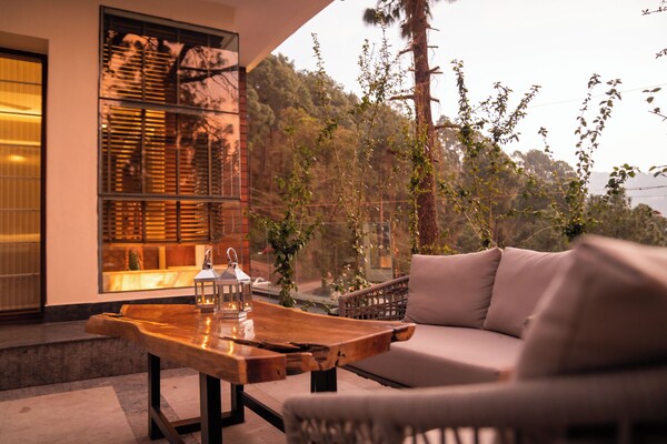 Ambaram 4br Villa With Jacuzzi And Private Lawn - Kasauli