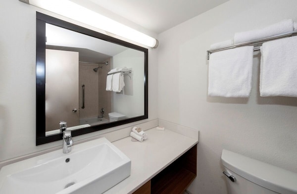 Relaxing Carteret Getaway! Restaurant, Free Parking & Pet-friendly! -
