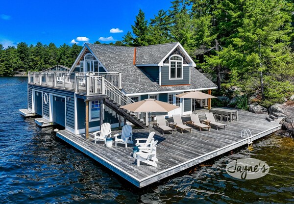 7 Bdrm, 5 Bath Luxury Cottage, Boathouse, Lake Muskoka, All Day Sun! Sunsets! - Bracebridge