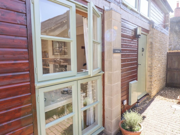Mill View, Romantic, With Pool In Cotswold Water Park - Wiltshire
