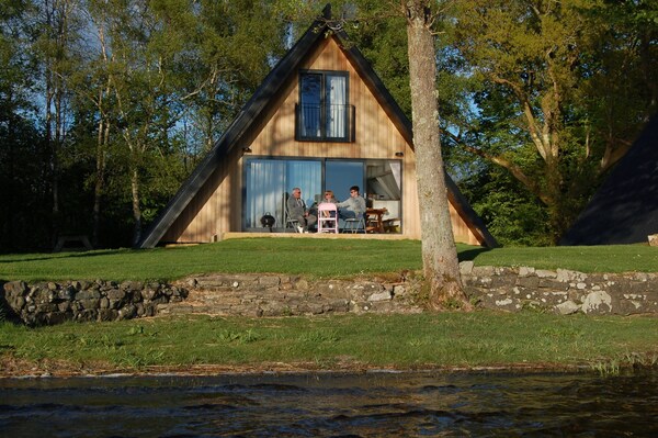 Stunning Waterfront Lodge - Aberfoyle