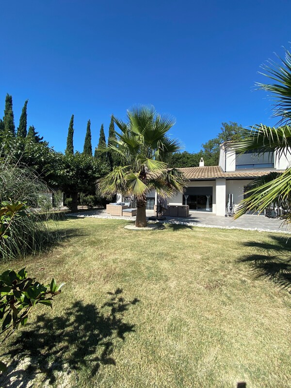 Beautiful 10p Villa With Private Pool, Jacuzzi & Tennis Court - Vers-Pont-du-Gard