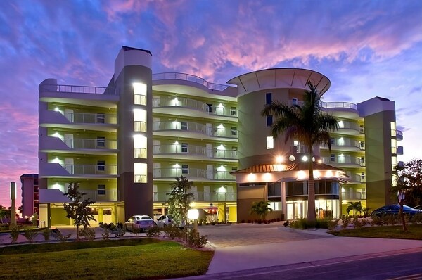 Located Right On The Beach! 4 Comfortable Units, Heated Pool & Tub, Free Parking - Treasure Island, FL
