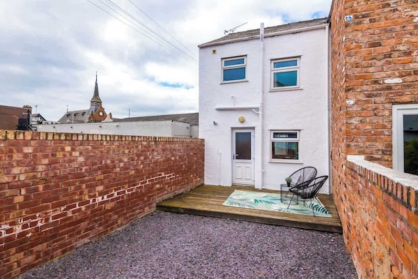 Stylish Home, Incredible Location, Sleeps 5! - Chester Zoo
