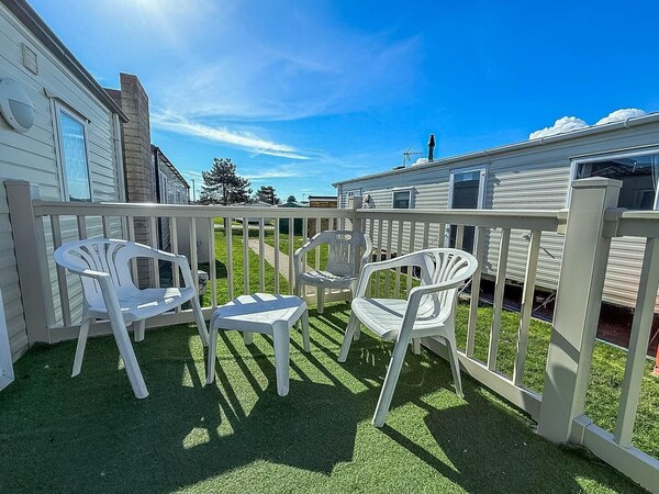 6 Berth Caravan With Decking At Naze Marine Holiday Park Ref 17071p - 월턴-온-더-네이즈