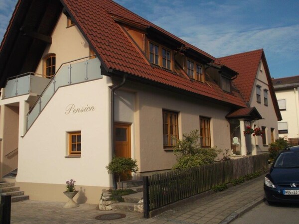 Gemütliche Ferienwohnung (48 Qm) Für Bis Zu 4 Personen Mit Voll Ausgestatteter Küchenzeile - Weißenburg in Bayern