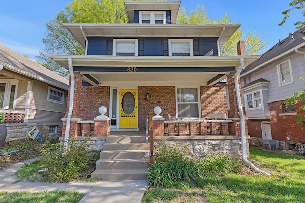 Beautiful Westport Manor - Remodeled With 3 King Beds! - Kansas City, KS