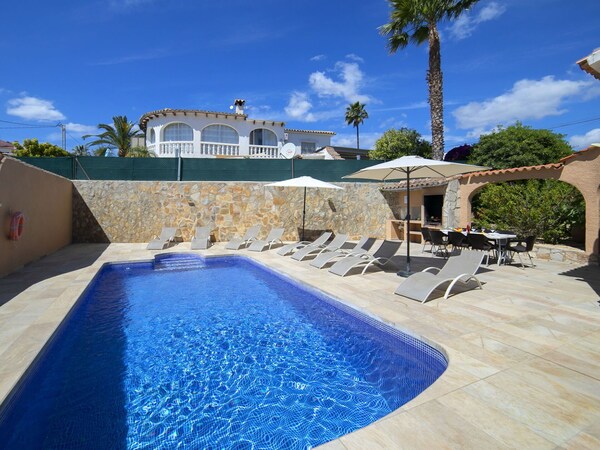 Schönes Alleinstehendes Ferienhaus Mit Klimaanlage,  W-lan, Privatem Pool, Tv, Innenhof, Parkplatz - Calp