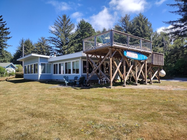 Betty's Beach House Bungalow - Brookings, OR
