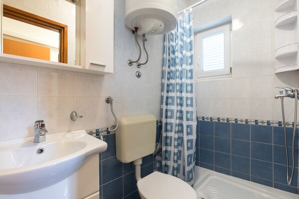 Appartement De Deux Chambres Prés De La Plage Baska, Krk (A-19518-a) - Baška