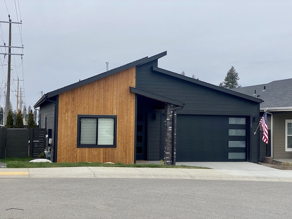 Bike, Walk, Shop, Swim And More! Minutes Away From Everything Cda Has To Offer! - Coeur d'Alene, ID