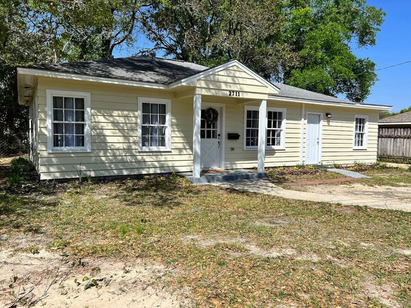 Serene Refurbished Gem ~ Close To Coast & Downtown - Gulfport, MS