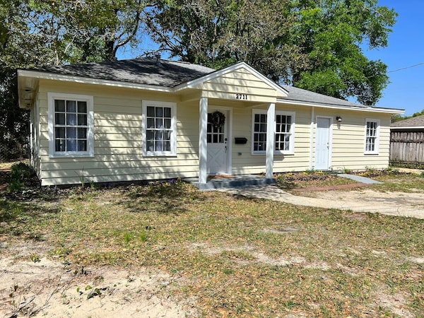 Serene Refurbished Gem ~ Close To Coast & Downtown - Gulfport, MS