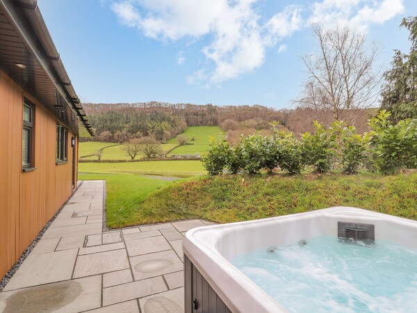 Pool View, Family Friendly, With Hot Tub In Meifod, Powys - Welshpool