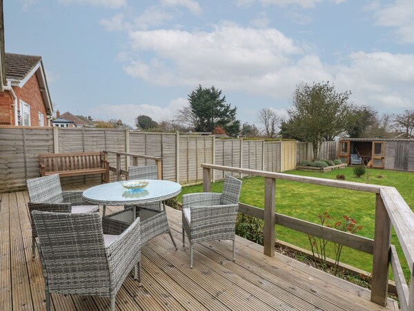 The Lobster Pot, Pet Friendly, Country Holiday Cottage In Overstrand - 