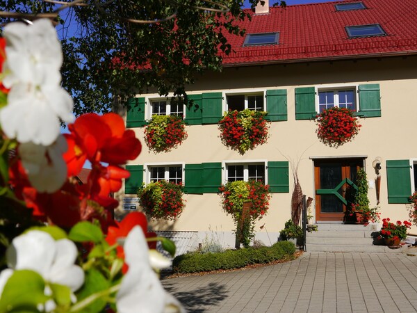 Ferienwohnung Rotkelchen, 48 Qm, 2 Schlafzimmer, Französischer Balkon, Max. 4 Personen - Heiligenberg