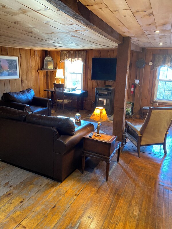 7 Rooms In Historic Lodge With Bistro And Cocktails. Over 21 Property. - Phoenicia, NY