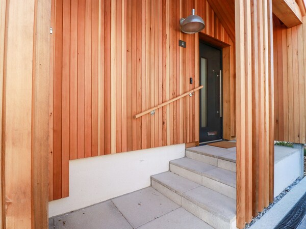 Porth Cove, Family Friendly, Country Holiday Cottage In Porth - Mawgan Porth