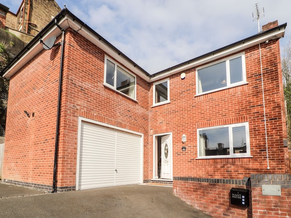 Nant House, Pet Friendly, With Hot Tub In Gwersyllt - National Trust - Erddig