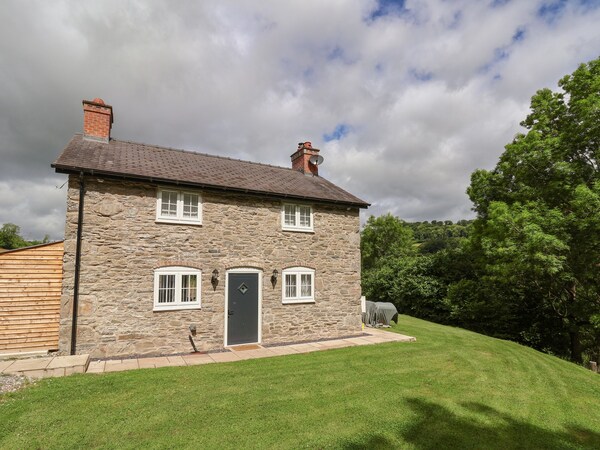 Cae Iocyn, Pet Friendly, Character Holiday Cottage In Chirk - Llangollen