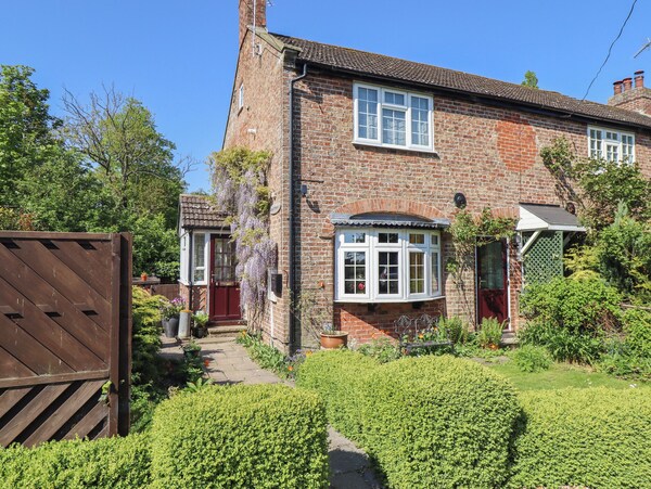 1 Eastview, Pet Friendly, Character Holiday Cottage In Manby - Mablethorpe