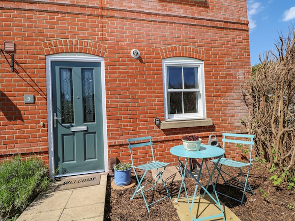 Trinity Cottage, Pet Friendly, With A Garden In Christchurch - Christchurch