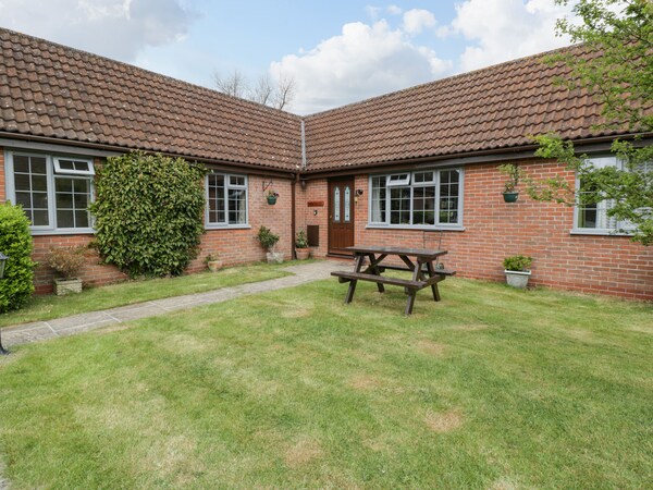 Owls Retreat, Pet Friendly, Character Holiday Cottage In Brean - Weston-super-Mare