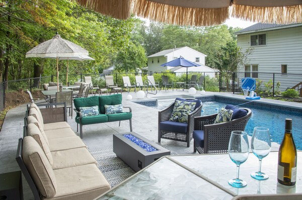 Awesome Saratoga Location, 2 Minutes To The Track, Heated Pool! - Saratoga Springs, NY