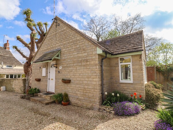 Straw Cottage, Romantic, With A Garden In Cricklade - Cirencester