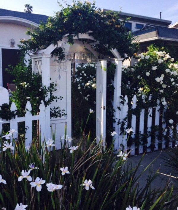 Dreamy White Venice House With Airy Whimsical Charm\n - Venice Beach, Los Angeles, CA