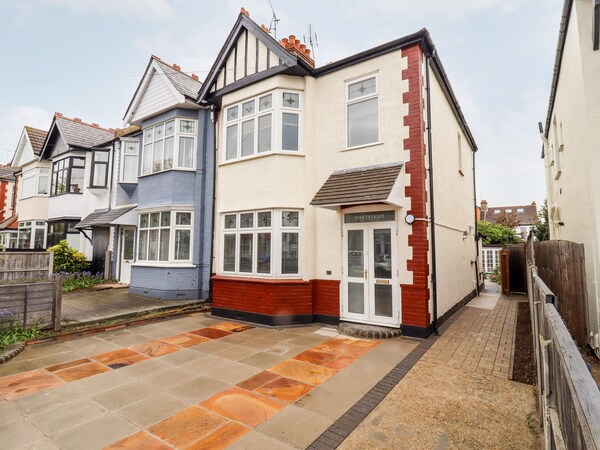 Ninety Eight, Family Friendly, With A Garden In Southend-on-sea - Southend-on-Sea