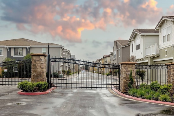 Prime Clovis Gated Condo Near Hospitals - Clovis, CA