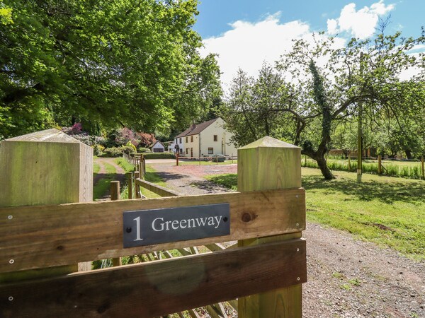 1 Greenway, Family Friendly, With Hot Tub In Cinderford - Gloucestershire
