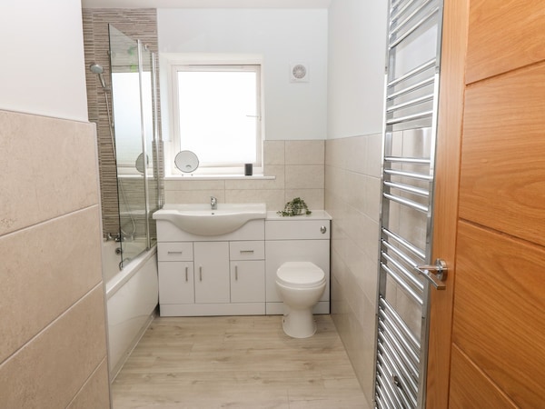 Beach Apartment 9, Pet Friendly, With A Garden In Trearddur Bay - Holyhead