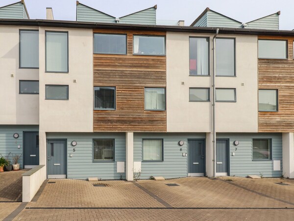 5 Quay Court, Pet Friendly, Luxury Holiday Cottage In Newquay - Fistral Beach