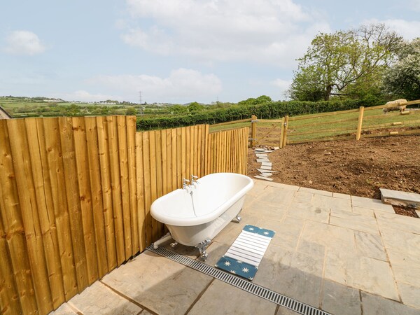 Lime Kiln Cottage, Pet Friendly, With Open Fire In Cowbridge - Bridgend