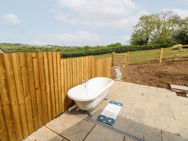 Lime Kiln Cottage, Pet Friendly, With Open Fire In Cowbridge - Bridgend