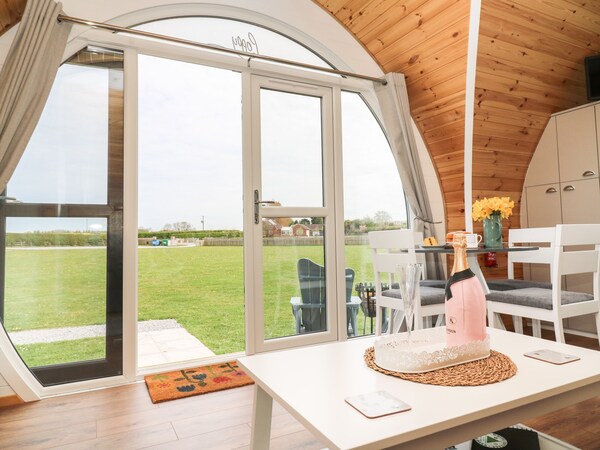 Poppy, Pet Friendly, With A Garden In Hornsea - Yorkshire
