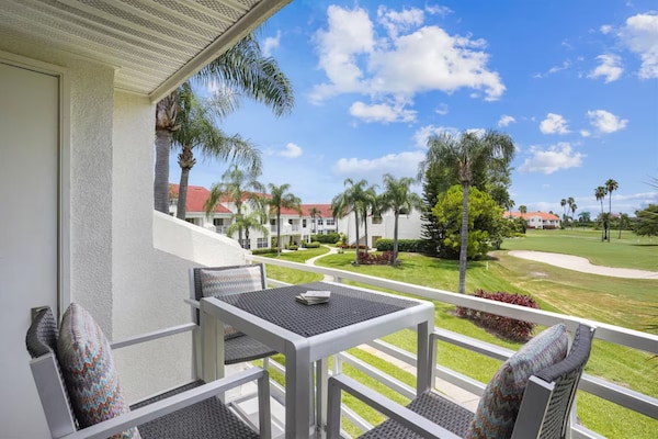 Beachside Condo With Pool, Hot Tub, Close To Beaches, Wifi, Ac, Washer/dryer - St. Petersburg, FL